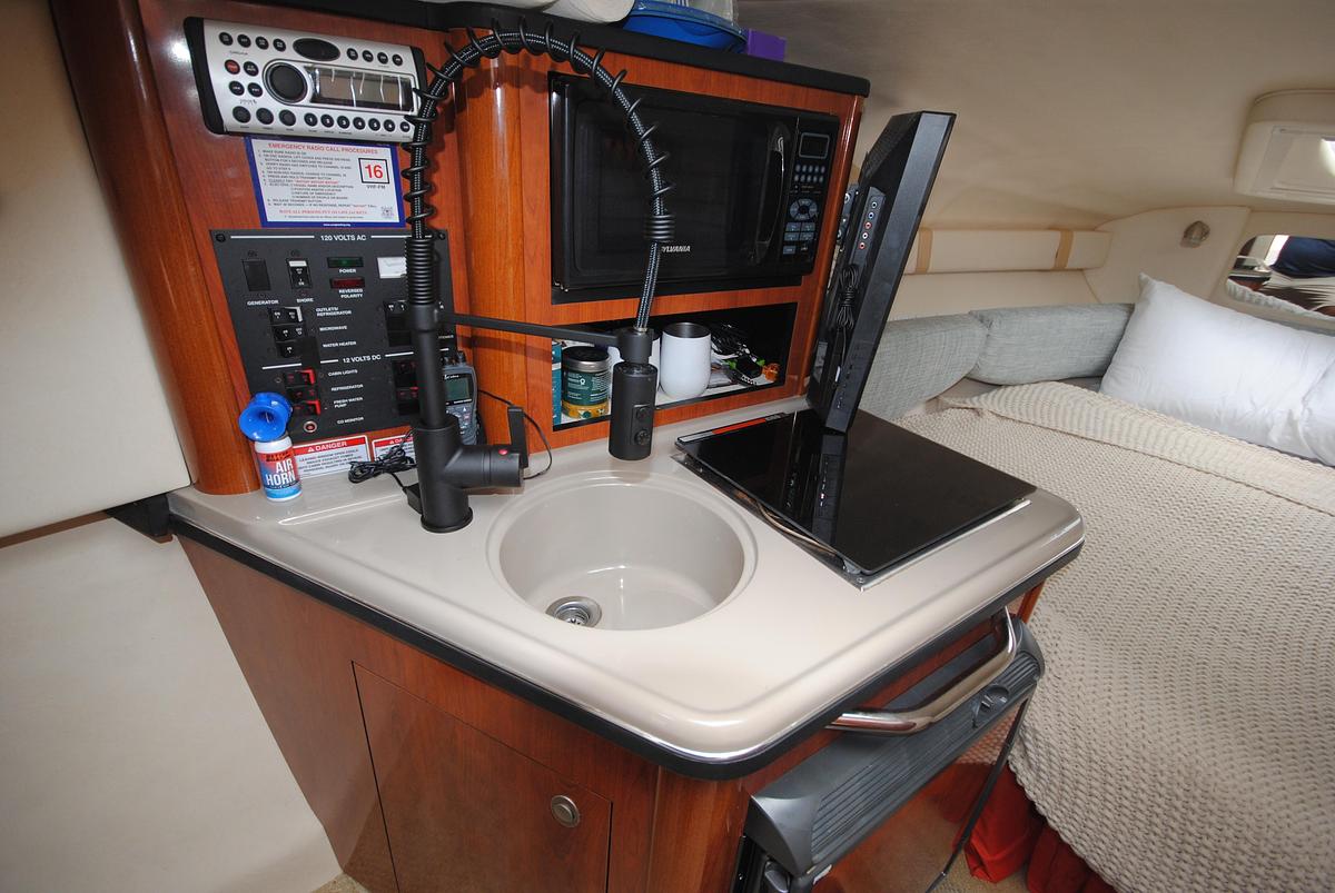 2007 Sea Ray 240 Sundancer for Sale in NJ | Global Yacht Exchange